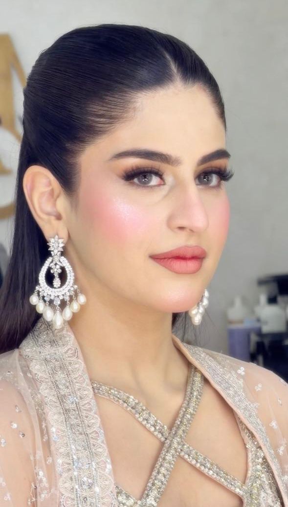 Best Signature Party Makeup in Pakistan - Misha Amir